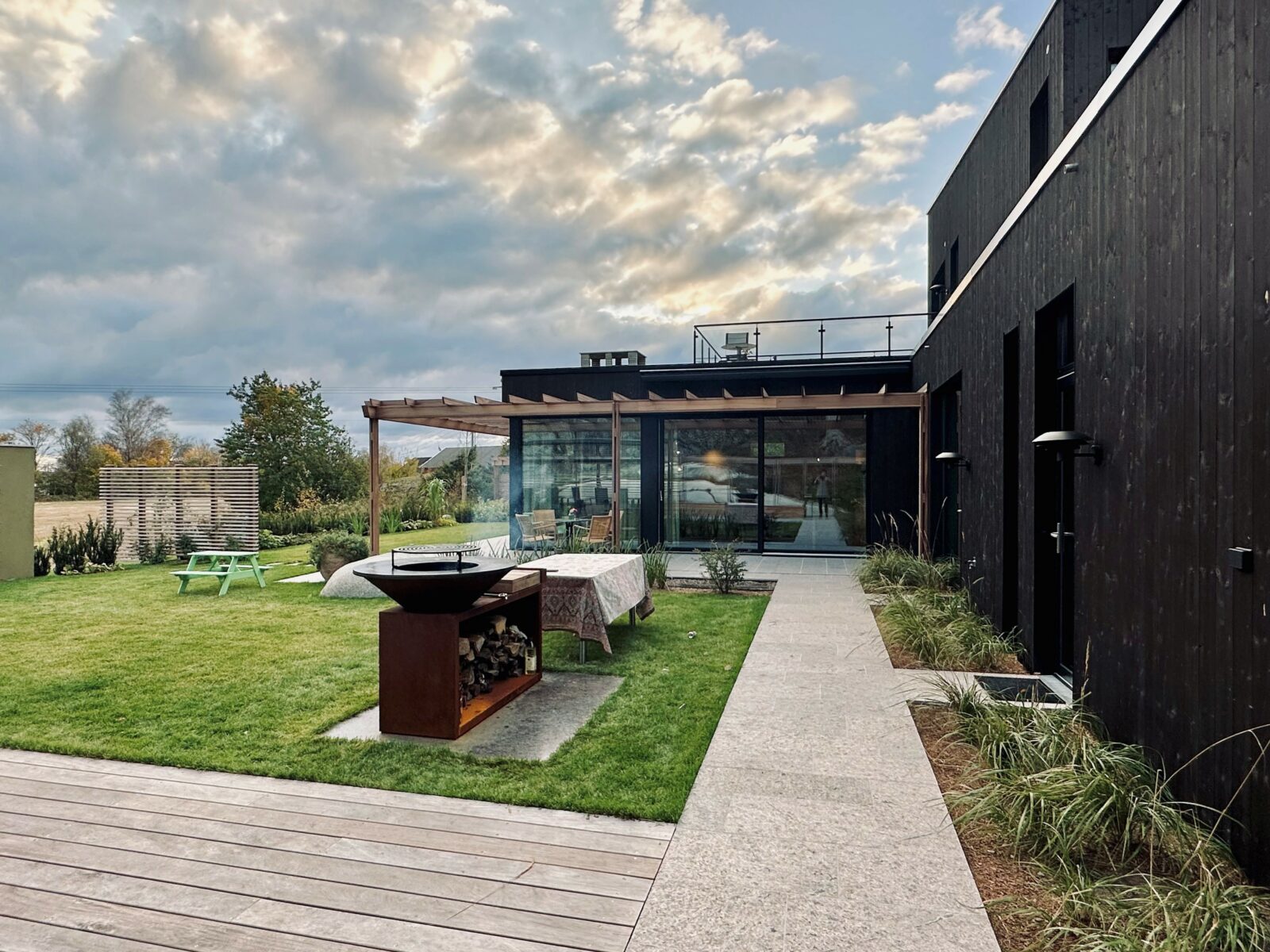 Moderne und funktionale villa mit Superwood Fassadenverkleidung